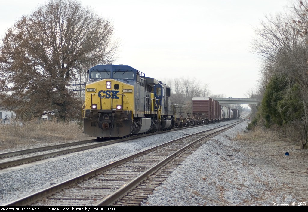 CSX 319 pulls short Q578 into South Gossum